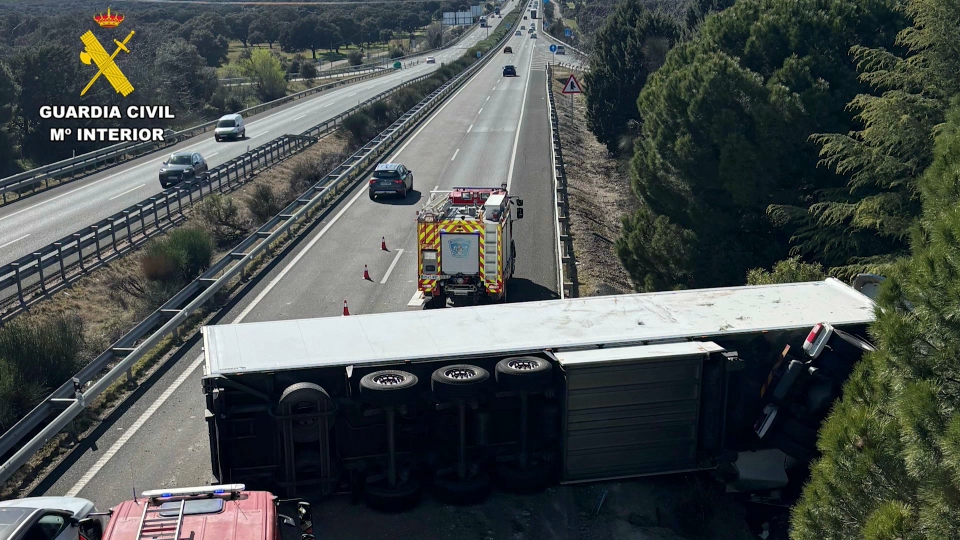 Corte parcial de la A-5 por el vuelco de un camión articulado y la colisión de dos turismos ...